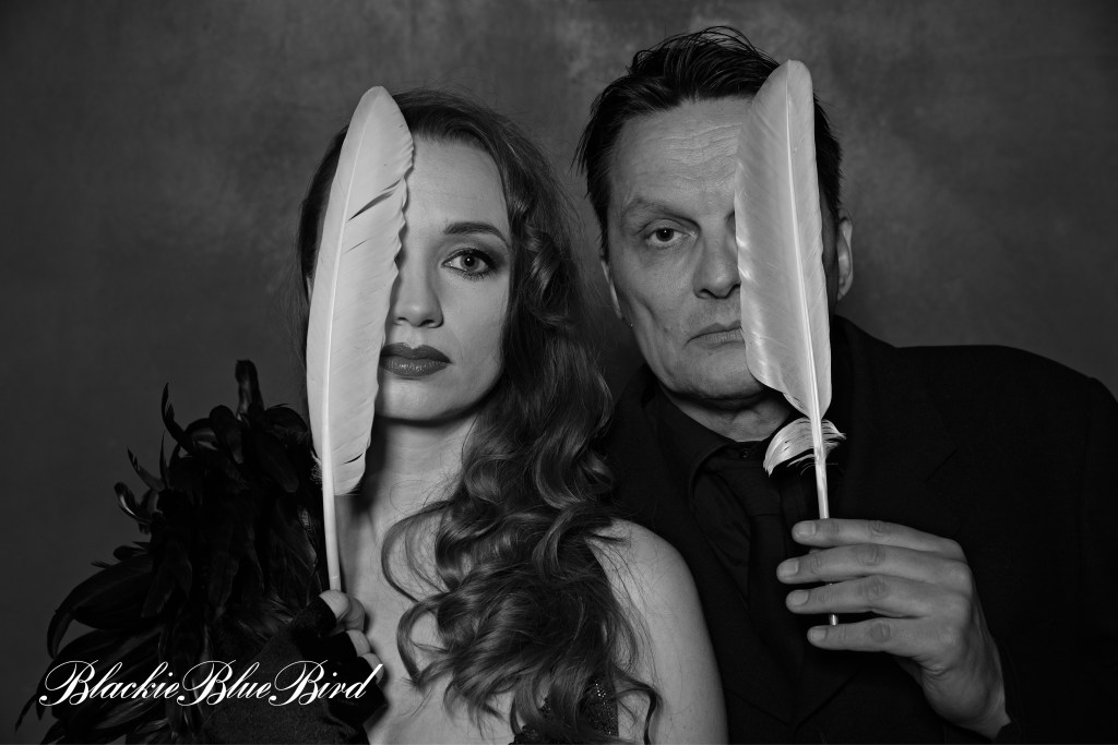 FLASH: GRACE & GRAVITY – BLACKIEBLUEBIRD - Unis Son