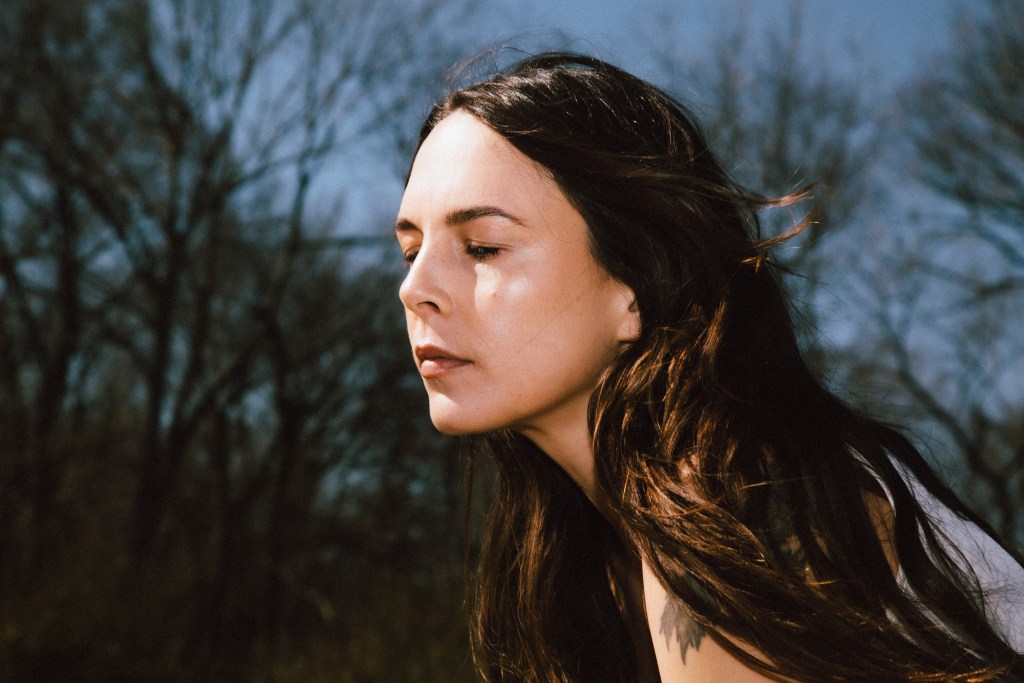FLASH: WEIRD FAITH – MADI DIAZ - Unis Son